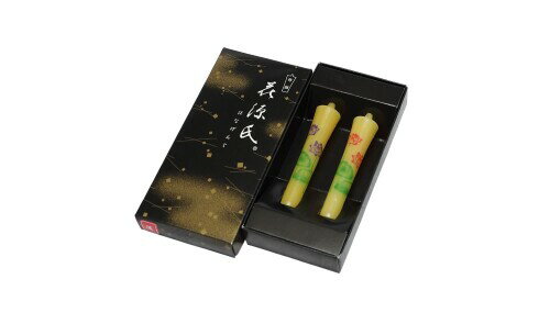 東海製蝋 ろうそく 花源氏 2本入 蓮 149-12 ローソクサイズ(mm) : 約(17×11)×85 標準燃焼時間 : 約90分 素材 : パラフィンワックス、綿糸 源氏物語に登場する花々を和蝋燭に描きました。 ご進物やお配りものとして...