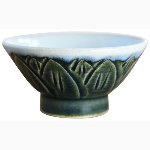 益子焼 U TOCHIGI DESIGN 湯呑 呉須釉彫蓮紋 MY-11 サイズ:約幅9×奥行き9×高さ4.7cm 素材:陶器 生産国:日本 益子焼(ましこやき)とは、栃木県芳賀郡益子町周辺を産地とする陶器。 湯呑以外にもちょっとした小鉢と...