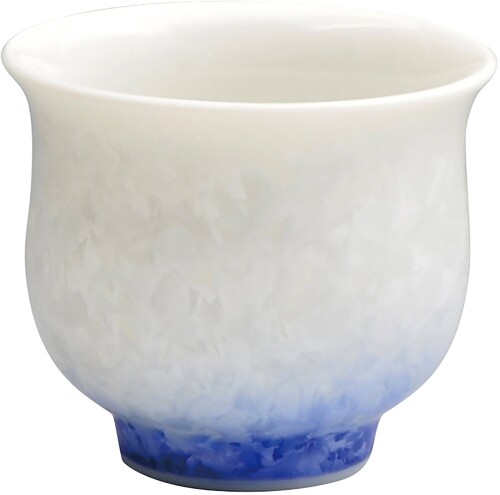 京焼 清水焼 陶あん窯 ぐい呑 花結晶(白地青) KTA856-01 サイズ:約直径5.5×高さ5cm 素材:磁器 生産国:日本 京焼 清水焼は京都を代表する伝統工芸品のひとつ。 清水寺への参道である五条坂界隈に清水六兵衛 ■高橋道八を初め...