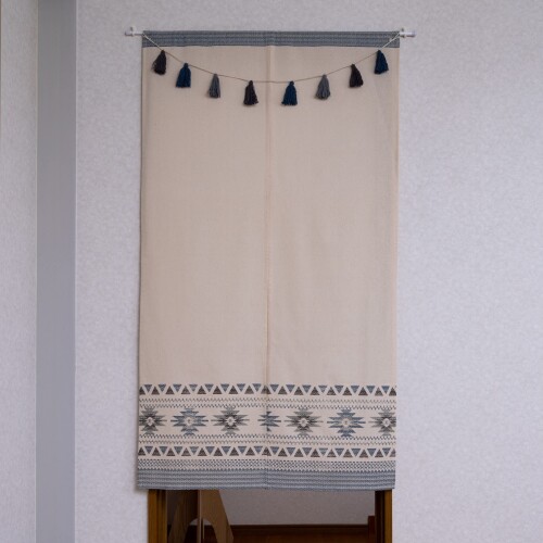 ユニベール 北欧風 綿使用 ガーランド付き 目隠し のれん オル サイズ:幅85cm×丈150cm 綿100%の暖簾です。 立体感のあるデザインと、淡い色合いが落ち着いた雰囲気を作り出します。 上部の付属品は取り外し可能ですので、ご自由に装...