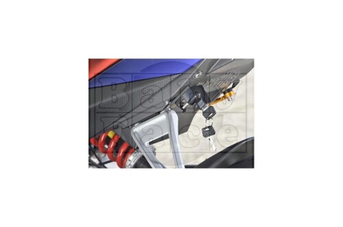 ベビーフェイス(Baby Face) ヘルメットロック ブラック RS660 009-LCA04BK 適合車種:RS660 カラー:ブラック バイクライディングには欠かせないヘルメット。しかしバイクを降りると、持ち歩くには面倒な場合もありま...