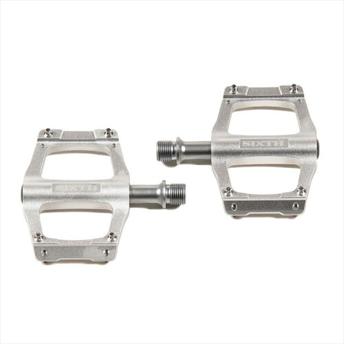 SIXTHcomponents(シックスコンポーネンツ) PD-03 CNC Pedal Silver ボディ:AL7075 アルミニウム カラー:サンドブラストシルバーアルマイト サイズ:W68mm xL91mm 踏み面:両面 軸受:トリ...