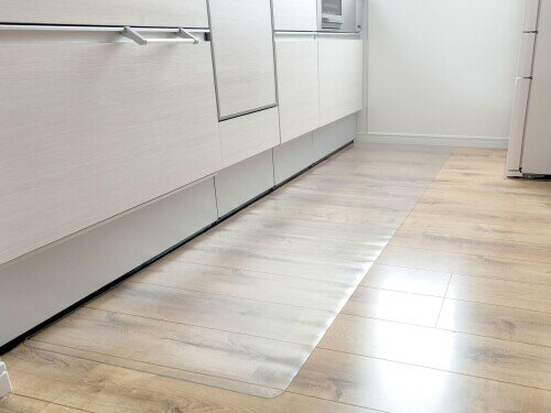 キッチンマット 透明 60×270cm 厚み1.5mm 拭ける 防キズマット カットできる 汚れ防止マット フローリングマット 傷防止 凹防止 カビ防止 クリア PVC お部屋の雰囲気をそこなわない、透明キッチンマット 調理中に飛び散る水や...