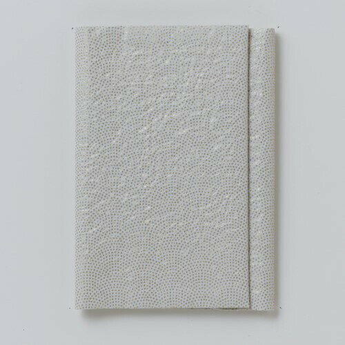 尚雅堂 ブックカバー 文庫 TONE6 22536 【サイズ】W110×H160×D10mm 【素材】和紙 友禅紙(揉み紙)を使用し、中面に布を貼り合わせた丈夫なブックカバーです。友禅紙独特の風合いをお楽しみください。 友禅紙(揉み紙)を使...