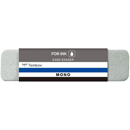 ●インク用のモノ砂消しゴム ●天然ゴム、硅石粉を使用した非塩ビの消しゴムでインクを紙ごとけずることで字を消します。 ●寸法／W16×D8×H67mm ●材質／消しゴム：天然ゴム＋硅石粉、紙スリーブ ●重量／13g ●インク用