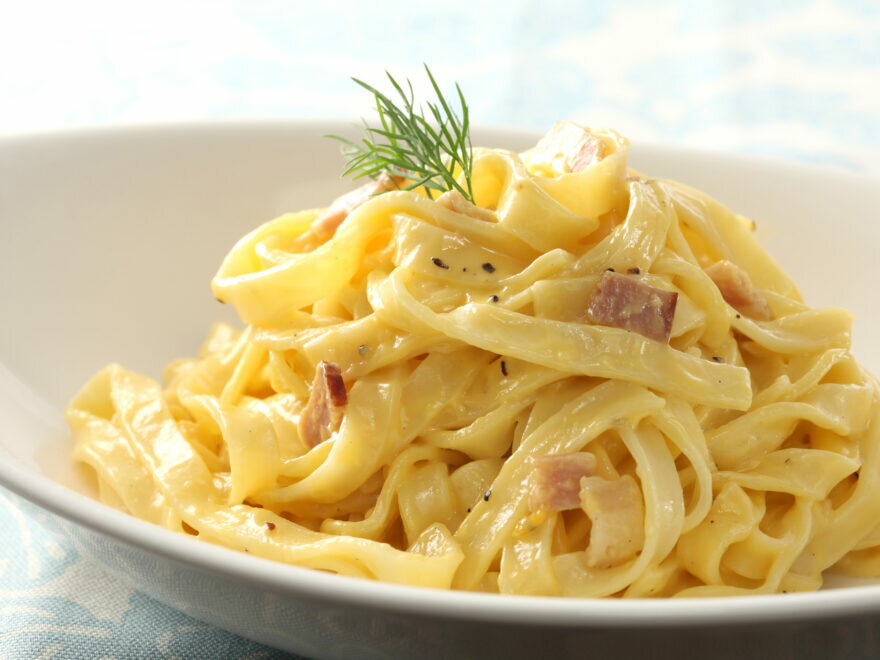 2種類のチーズパウダーや生クリームで濃厚感を出したコク深い味わいが特長ですコシがありもちもちとした食感のフェットチーネと、2種類のチーズパウダーや生クリームで濃厚感を出したコク深い味わいが特長のカルボナーラです。調理してからお召し上がりくだ...