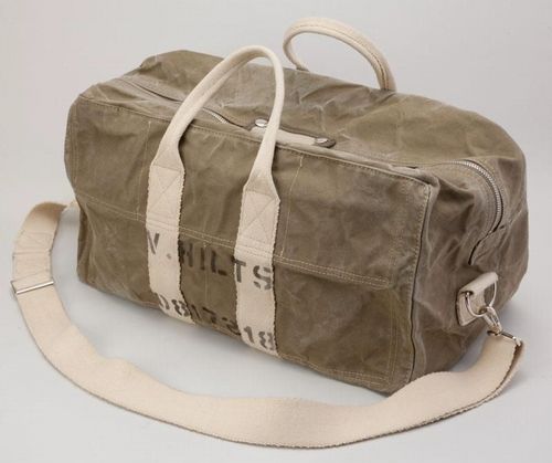 映画「大脱走」でマックイーン扮するヒルツ大尉が捕虜収容所 に降り立つシーンをドラマチックに演出するために欠かせなか った小道具の一つ、といえばアヴィエイターキットバッグではな いだろうか。本来は飛行士の装備一式を詰め込む大型バッグ だが、素...