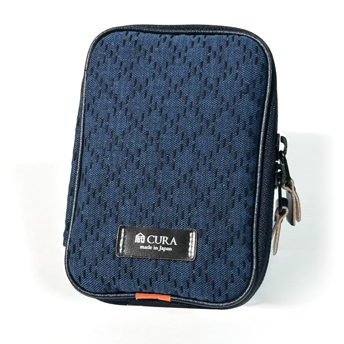 種別：クリーニング用品 NOTEレザー、ナイロンに続き、デニム染めの生地に日本で古くから伝わる伝統的な刺しゅう「刺子」の柄をあしらった生地を採用しております。強くて耐久性に富み、半纏、火消し装束、柔剣道着などに用いられている刺子は、織物を重...