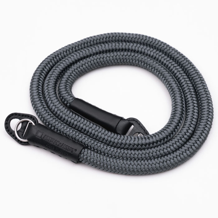 種別：オリジナルストラップ NOTE販売当初からその質感とシルクの上品な色合いで人気のシルクコードストラップ。日本伝統の組紐の技術を使い、柔らかい使い心地から手に巻いても、首・肩にかけても使い心地の良いストラップです。最近では海外での人気も...