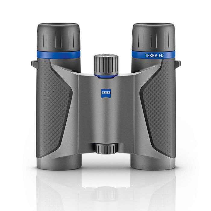 種別：双眼鏡 NOTEZEISS Terra(R) ED は堅牢で、信頼性が高く、使いやすい双眼鏡です。最先端技術を盛り込んだ流線形の設計により、軽量はもちろん、持ち運びやすいコンパクトな双眼鏡が完成しました。光学精度に優れ、疎水性のマルチ...