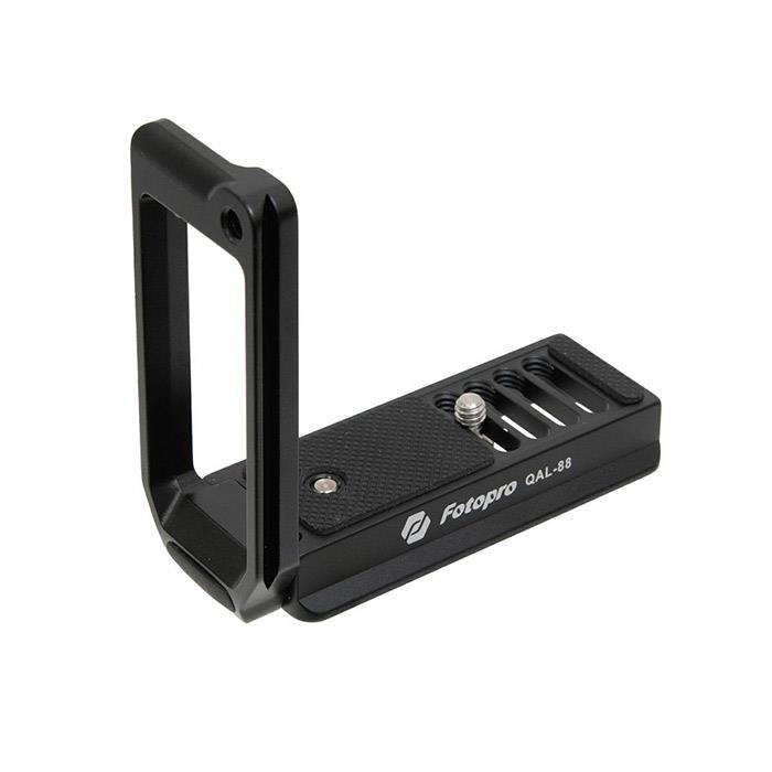 種別：デジタルムービーカメラ関連 NOTE幅広いサイズのカメラに対応する汎用L型プレート【主な特徴】縦・横位置切り替え時の少ない構図変化縦位置と横位置を切り替えた際の、構図の変化が少なく済みます。また、縦位置にした際の重心が安定します。前後...