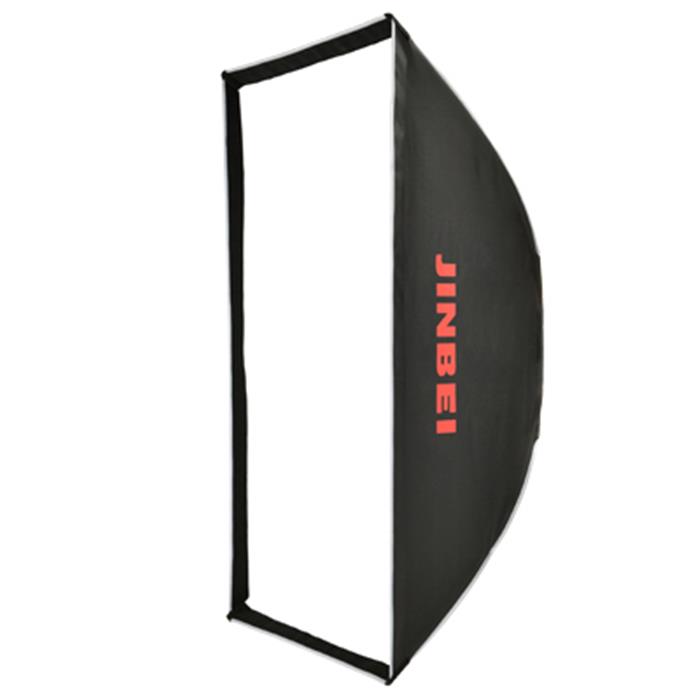 種別：ストロボアクセサリー NOTE【四角形のソフトボックス】4か所の骨を引くだけで展開できます。収納時は骨を引きながらアダプターの解除ボタンを押すことで速やかに畳むことが出来ます。ソフトボックス内側はシルバーです。インナーディフューザーの...