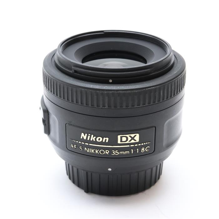 外観状態:並品 マップ保証期間:3ヶ月保証 付属品など:レンズフロントキャップ・レンズリアキャップ【ココがポイント！】軽量・コンパクトなニコンDXフォーマット標準レンズニコンDX フォーマットで標準となる画角44°の、単焦点レンズならではの...