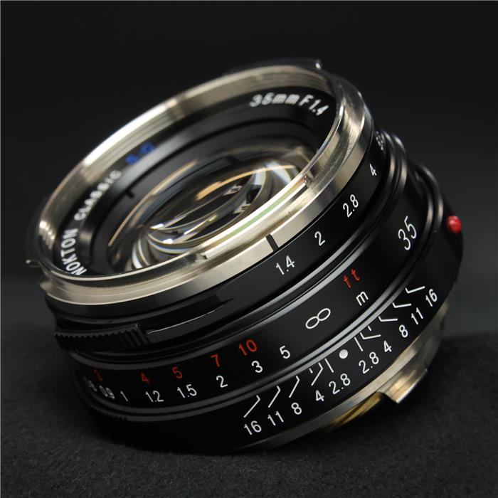 外観状態:良品 マップ保証期間:6ヶ月保証 付属品など:レンズフロントキャップ・レンズリアキャップ【ココがポイント！】ICS(輸入カメラ協会)30周年記念、特別仕様の限定レンズが入荷しました！真鍮鏡胴でブラックペイント仕上げ、レンズ前枠とマ...