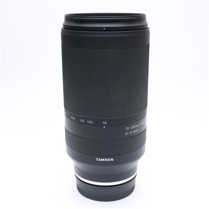 外観状態:良品 マップ保証期間:6ヶ月保証 付属品など:元箱・取扱説明書・レンズフロントキャップ・レンズリアキャップ・レンズフード【ココがポイント！】タムロン社フルサイズミラーレス一眼用として初の300mmをカバーする望遠ズームです。「手軽...