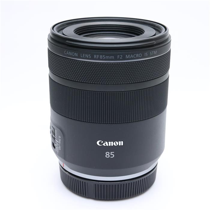 外観状態:良品 マップ保証期間:6ヶ月保証 付属品など:レンズフロントキャップ・レンズリアキャップ【ココがポイント！】『RF85mm F2 MACRO IS STM』は、大口径・ショートバックフォーカスという「RF マウント」の特長を生かす...