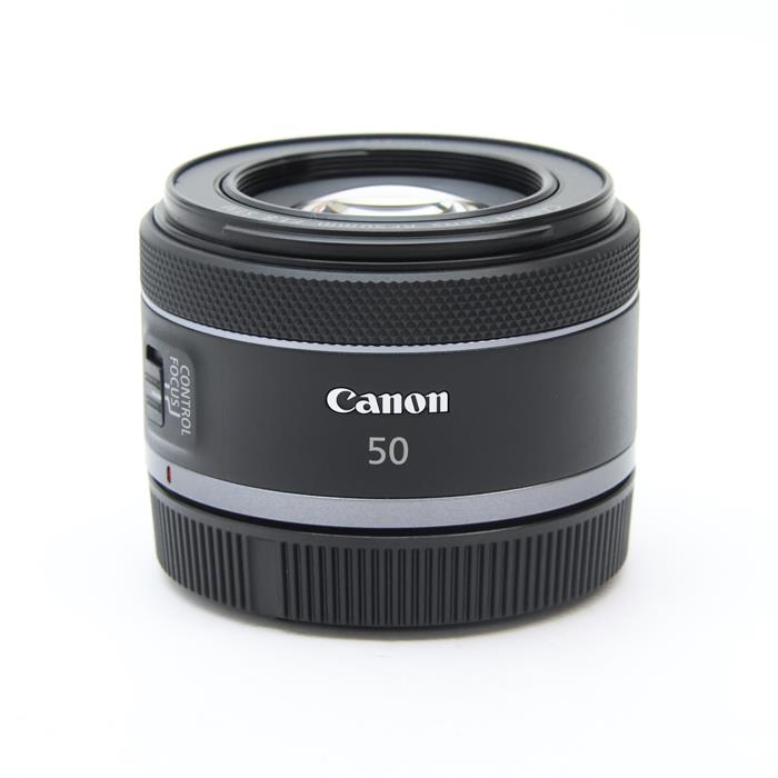 外観状態:美品 マップ保証期間:6ヶ月保証 付属品など:レンズフロントキャップ・レンズリアキャップ【ココがポイント！】優れた携帯性とコストパフォーマンスの標準レンズ。周辺まで高画質を実現。長年に渡りベストセラーを続ける人気レンズがついにRF...