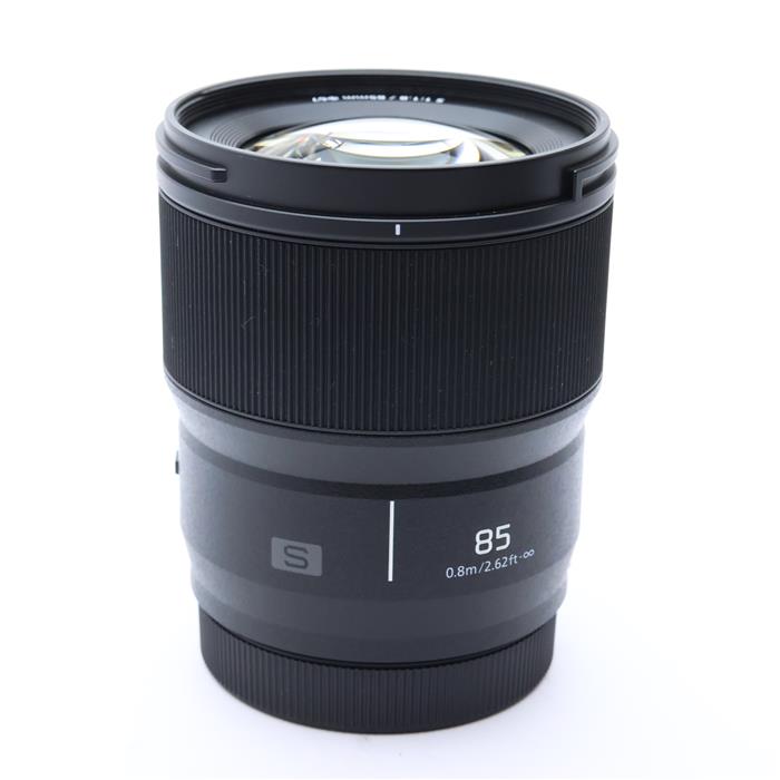 外観状態:美品 マップ保証期間:6ヶ月保証 付属品など:レンズフロントキャップ・レンズリアキャップ（社外品）・レンズフード【ココがポイント！】手軽にポートレート撮影が楽しめる、高品位な描写力を実現した中望遠単焦点レンズ『LUMIX S 85...