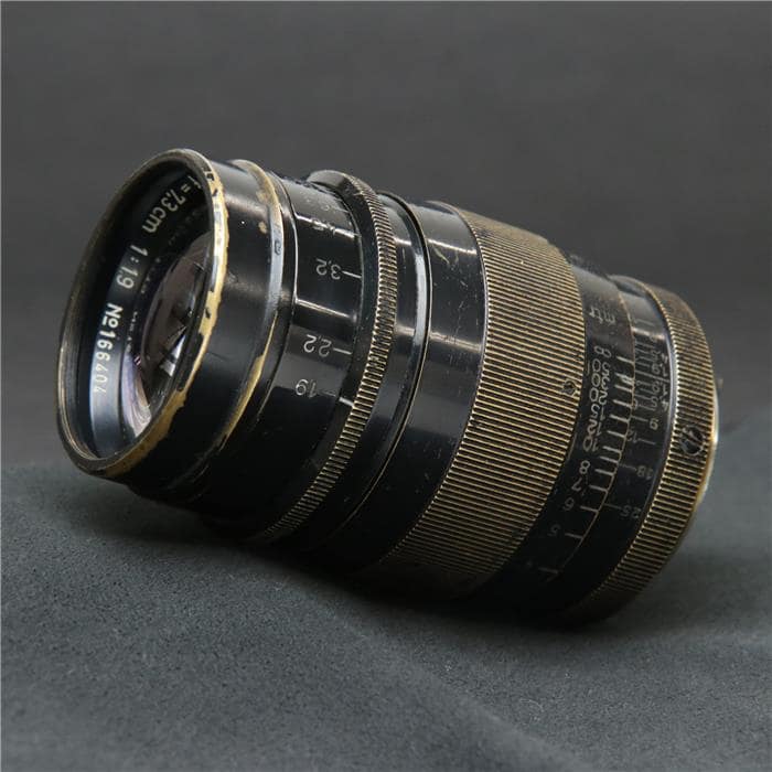 外観状態:並品 マップ保証期間:6ヶ月保証 付属品など:レンズフード・フードキャップ・レンズリアキャップ【ココがポイント！】ヘクトール L73mm F1.9はいくつかの鏡胴バリエーションがありますが、こちらのレンズは鏡胴全体がブラックペイン...