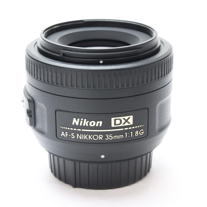 外観状態:良品 マップ保証期間:3ヶ月保証 付属品など:レンズフロントキャップ・レンズリアキャップ・レンズフード・ポーチ【ココがポイント！】軽量・コンパクトなニコンDXフォーマット標準レンズニコンDX フォーマットで標準となる画角44°の、...