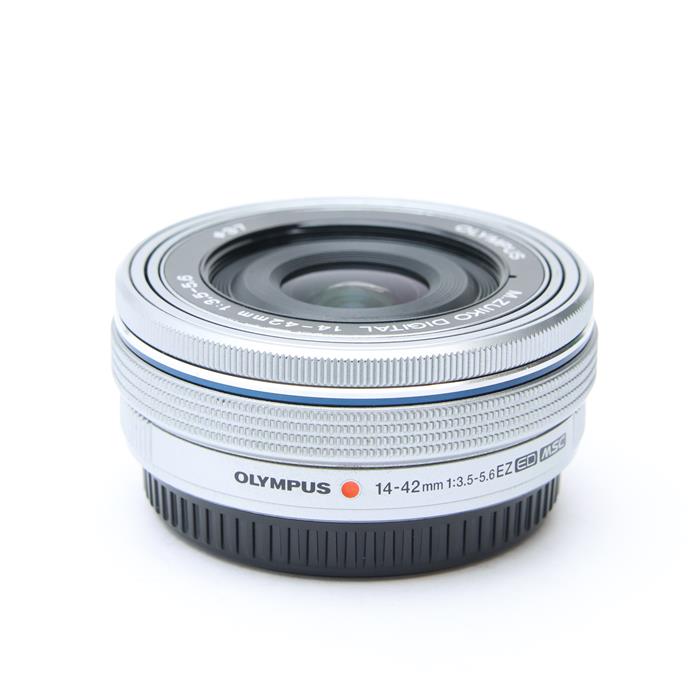 外観状態:良品 マップ保証期間:3ヶ月保証 付属品など:レンズフロントキャップ・レンズリアキャップ【ココがポイント！】M.ZUIKO DIGITAL ED 14-42mm F3.5-5.6 EZは、35mm 判換算で28-84mm 相当の焦...