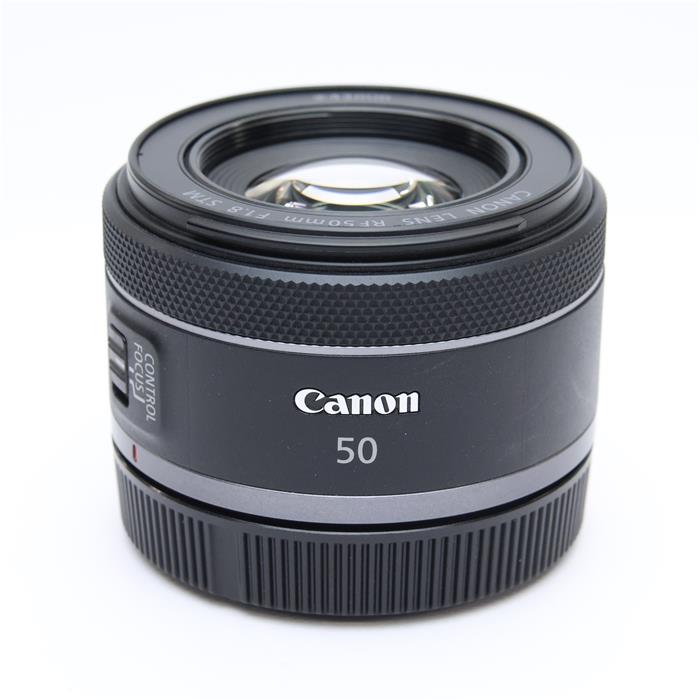 外観状態:美品 マップ保証期間:6ヶ月保証 付属品など:レンズフロントキャップ・レンズリアキャップ【ココがポイント！】優れた携帯性とコストパフォーマンスの標準レンズ。周辺まで高画質を実現。長年に渡りベストセラーを続ける人気レンズがついにRF...