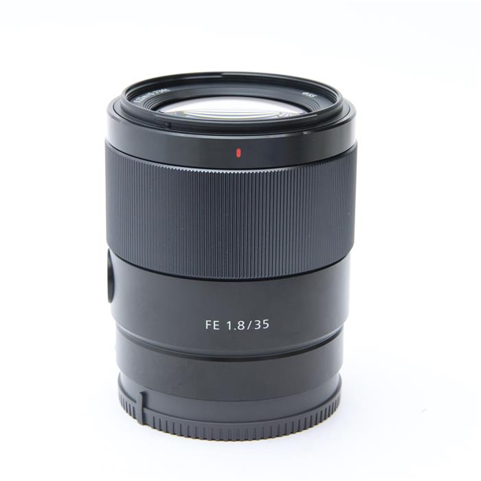 外観状態:並品 マップ保証期間:6ヶ月保証 付属品など:元箱・取扱説明書・レンズフロントキャップ・レンズリアキャップ・レンズフード【ココがポイント！】開放F値1.8からの高い描写力と小型軽量設計で手軽に本格撮影を楽しめる焦点距離35mm、フ...
