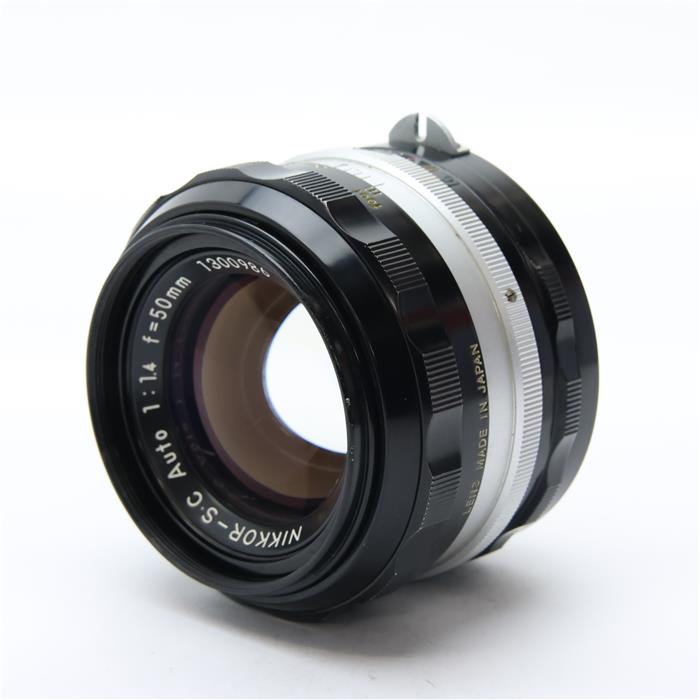 外観状態:難有品 マップ保証期間:保証なし 付属品など:レンズフロントキャップ◎点検スタッフからのコメント【外観】鏡胴・絞り/ピントリングにスレ・テカリ・塗装剥がれがあります。【商品状態・不具合について】レンズ内にカビがあるため、難有品です...