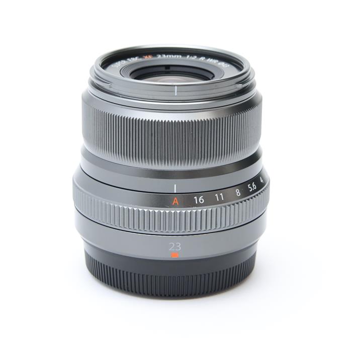 外観状態:良品 マップ保証期間:6ヶ月保証 付属品など:レンズフロントキャップ・レンズリアキャップ・レンズフード【ココがポイント！】180gの小型軽量と高速AFにより、軽快なスタイルで撮影を楽しめる35mm相当（35mm判換算）の焦点距離の...