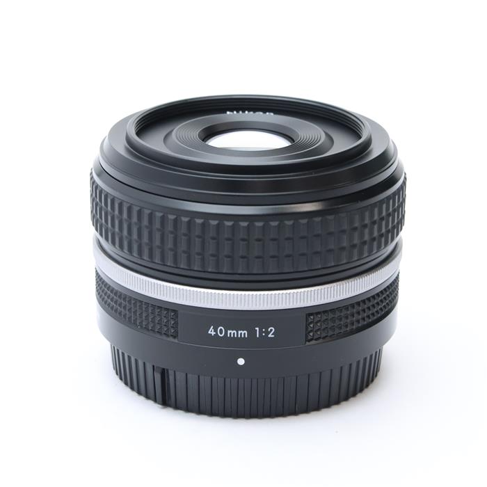 外観状態:美品 マップ保証期間:6ヶ月保証 付属品など:元箱・取扱説明書・レンズフロントキャップ・レンズリアキャップ【ココがポイント！】軽くてコンパクト、ボケ味抜群の標準単焦点レンズをアイコニックなスタイルでNIKKOR Z 40mm f/...