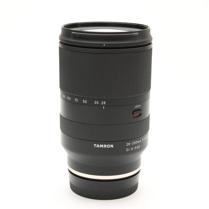 外観状態:良品 マップ保証期間:6ヶ月保証 付属品など:レンズフロントキャップ・レンズリアキャップ・レンズフード【ココがポイント！】高倍率ズームとしては世界初*となるF2.8スタートの明るさを確保。広角端28mmから望遠端200mmにいたる...