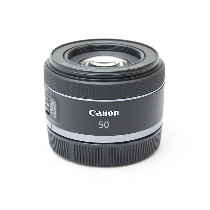 外観状態:良品 マップ保証期間:6ヶ月保証 付属品など:レンズフロントキャップ・レンズリアキャップ・別売レンズフィルター【ココがポイント！】優れた携帯性とコストパフォーマンスの標準レンズ。周辺まで高画質を実現。長年に渡りベストセラーを続ける...