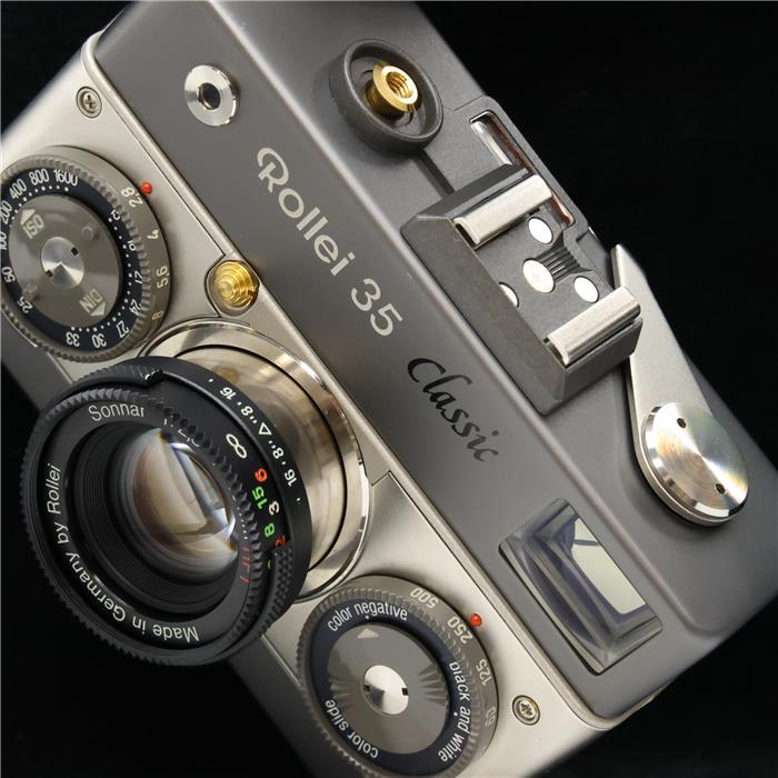 外観状態:並品 マップ保証期間:6ヶ月保証 付属品など:レンズフロントキャップ【ココがポイント！】1990年にRollei35/ハイスペック・コンパクトフィルムカメラとして人気を博した「ローライ35」の復刻版として登場しました。1981年に...