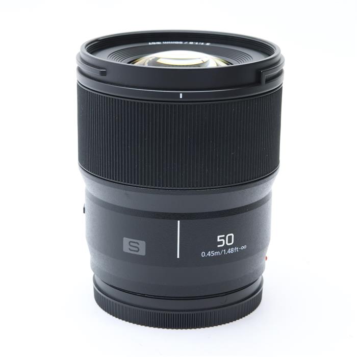 外観状態:並品 マップ保証期間:6ヶ月保証 付属品など:レンズフロントキャップ・レンズリアキャップ・レンズフード【ココがポイント！】スナップショットから美しいボケ味を活かしたポートレートまで幅広い撮影シーンで楽しめるSシリーズ 大口径標準単...