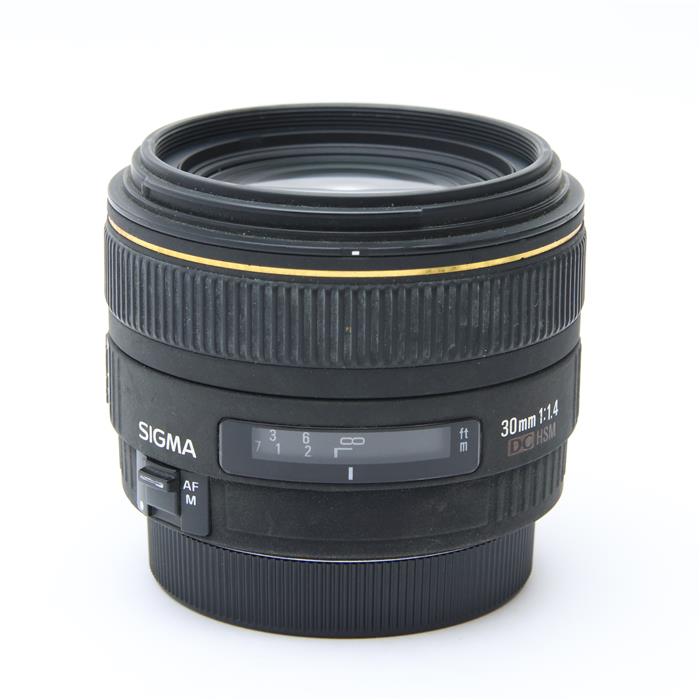 外観状態:並品 マップ保証期間:3ヶ月保証 付属品など:レンズフロントキャップ(社外品)・レンズリアキャップ・レンズフード【ココがポイント！】開放F 値1.4 のデジタル専用大口径標準レンズスナップはもちろん、ポートレート、室内、風景写真な...