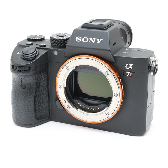 外観状態:並品 マップ保証期間:12ヵ月 付属品など:バッテリー・チャージャー・ACコード【ココがポイント！】本機は、35mmフルサイズ裏面照射型CMOSイメージセンサーExmor Rを搭載し、有効約4240万画素ならではの解像力と、低感度...