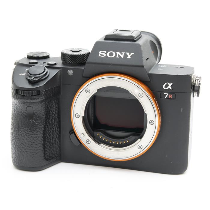 外観状態:並品 マップ保証期間:12ヵ月 付属品など:バッテリー・チャージャー・ACコード【ココがポイント！】本機は、35mmフルサイズ裏面照射型CMOSイメージセンサーExmor Rを搭載し、有効約4240万画素ならではの解像力と、低感度...