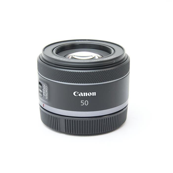 外観状態:美品 マップ保証期間:6ヶ月保証 付属品など:元箱・取扱説明書・レンズフロントキャップ・レンズリアキャップ【ココがポイント！】優れた携帯性とコストパフォーマンスの標準レンズ。周辺まで高画質を実現。長年に渡りベストセラーを続ける人気...