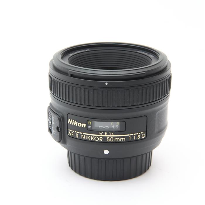 外観状態:良品 マップ保証期間:3ヶ月保証 付属品など:レンズフロントキャップ・レンズリアキャップ・別売フィルター【ココがポイント！】静粛なAF 撮影ができるSWM 搭載の大口径単焦点レンズ質量(重さ)約185 g と非常に軽くコンパクトな...