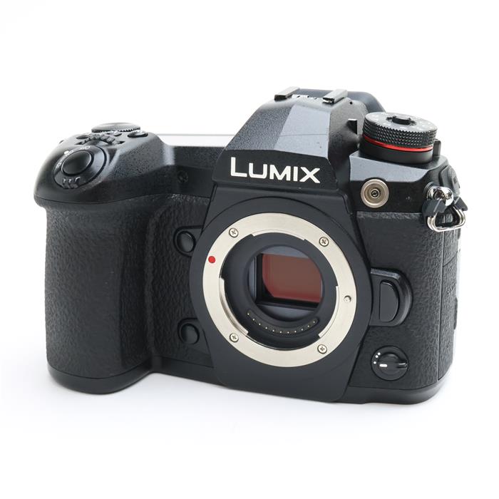 外観状態:並品 マップ保証期間:6ヶ月保証 付属品など:USBケーブル・USBケーブル(チャージャー専用)・バッテリー・チャージャー・ACアダプター【ココがポイント！】世界最高6.5段ボディ内手ブレ補正と世界最速AF約0.04秒で決定的瞬間...