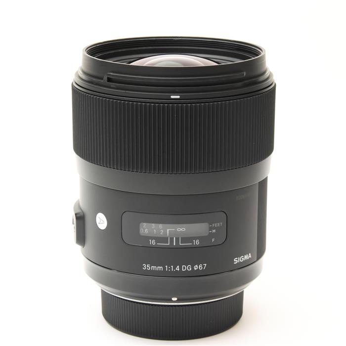 外観状態:良品 マップ保証期間:6ヶ月保証 付属品など:レンズフロントキャップ・レンズリアキャップ・レンズフード【ココがポイント！】広角での撮影において、最高レベルの明るさと美しいボケ味を生み出す大口径F1.4 の広角レンズ。浅い被写界深度...