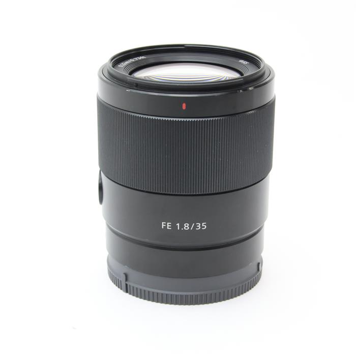 外観状態:並品 マップ保証期間:6ヶ月保証 付属品など:レンズフロントキャップ・レンズリアキャップ・レンズフード【ココがポイント！】開放F値1.8からの高い描写力と小型軽量設計で手軽に本格撮影を楽しめる焦点距離35mm、フルサイズ対応の大口...