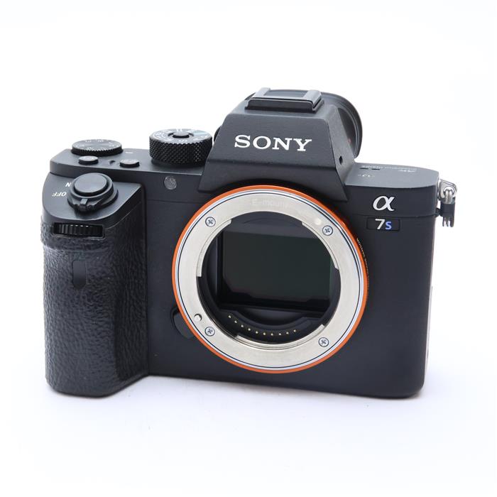 外観状態:並品 マップ保証期間:12ヵ月 付属品など:バッテリー×2・チャージャー・ACアダプター・マイクロUSBケーブル【ココがポイント！】最高ISO感度409600 広いダイナミックレンジ、有効約1220万画素 35mmフルサイズCMO...