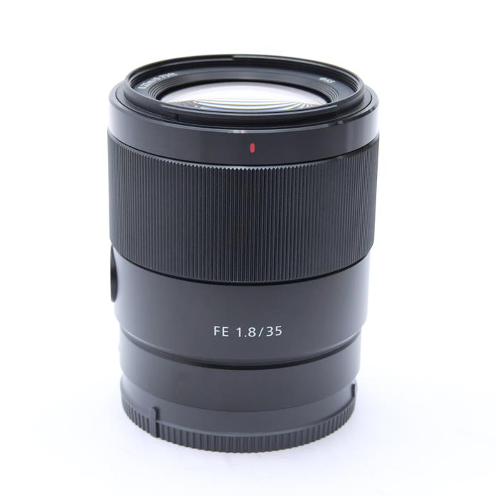 外観状態:良品 マップ保証期間:6ヶ月保証 付属品など:レンズフロントキャップ(社外品)・レンズリアキャップ【ココがポイント！】開放F値1.8からの高い描写力と小型軽量設計で手軽に本格撮影を楽しめる焦点距離35mm、フルサイズ対応の大口径広...