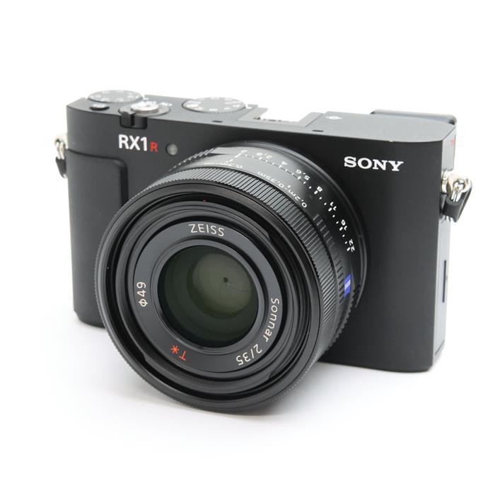 外観状態:良品 マップ保証期間:6ヶ月保証 付属品など:元箱・スタートガイド・バッテリー・ストラップ・アイピースカップ・レンズキャップ・ラッピングクロス【ココがポイント！】『RX1R III』は、有効約6100万画素のフルサイズ裏面照射型E...