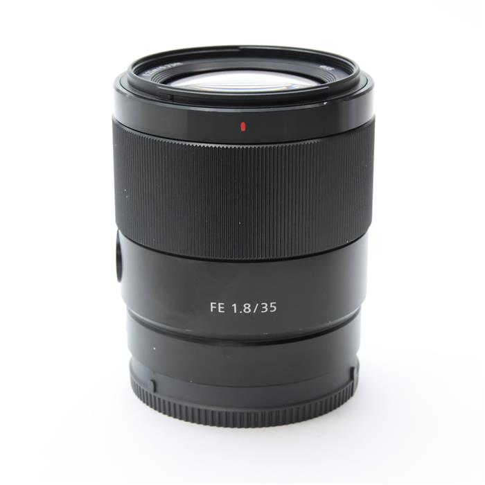 外観状態:良品 マップ保証期間:6ヶ月保証 付属品など:元箱・取扱説明書・レンズフロントキャップ・レンズリアキャップ・レンズフード【ココがポイント！】開放F値1.8からの高い描写力と小型軽量設計で手軽に本格撮影を楽しめる焦点距離35mm、フ...
