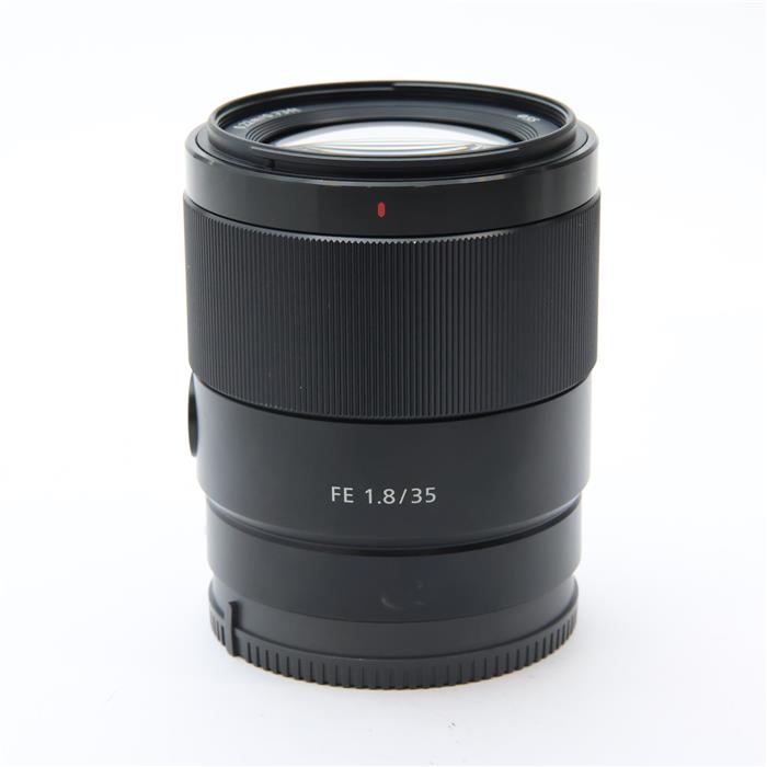 外観状態:並品 マップ保証期間:6ヶ月保証 付属品など:レンズフロントキャップ・レンズリアキャップ・レンズフード【ココがポイント！】開放F値1.8からの高い描写力と小型軽量設計で手軽に本格撮影を楽しめる焦点距離35mm、フルサイズ対応の大口...