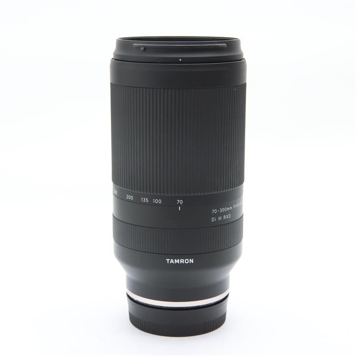 外観状態:並品 マップ保証期間:6ヶ月保証 付属品など:レンズフロントキャップ・レンズリアキャップ・レンズフード（装着緩めです）【ココがポイント！】タムロン社フルサイズミラーレス一眼用として初の300mmをカバーする望遠ズームです。「手軽に...