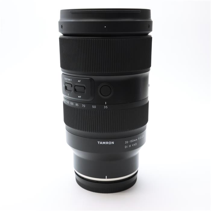 外観状態:良品 マップ保証期間:6ヶ月保証 付属品など:レンズフロントキャップ(社外品)・レンズリアキャップ・レンズフード【ココがポイント！】世界初、F2スタート、準広角から望遠までシームレスに撮影可能な大口径ポートレートズームレンズ35-...