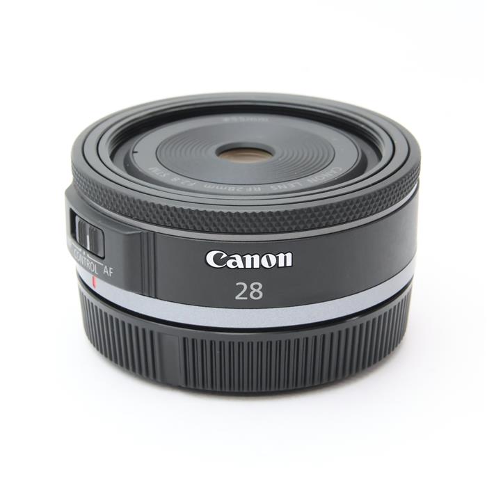 外観状態:並品 マップ保証期間:6ヶ月保証 付属品など:レンズフロントキャップ・レンズリアキャップ【ココがポイント！】優れた携帯性と描写性能を両立した単焦点レンズRF28mm F2.8 STMは、単焦点レンズならではの明るさやボケ味、中心か...